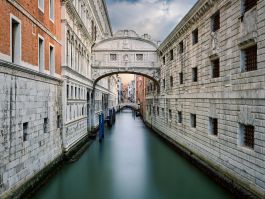 Brug in Venetië - Fotobehang