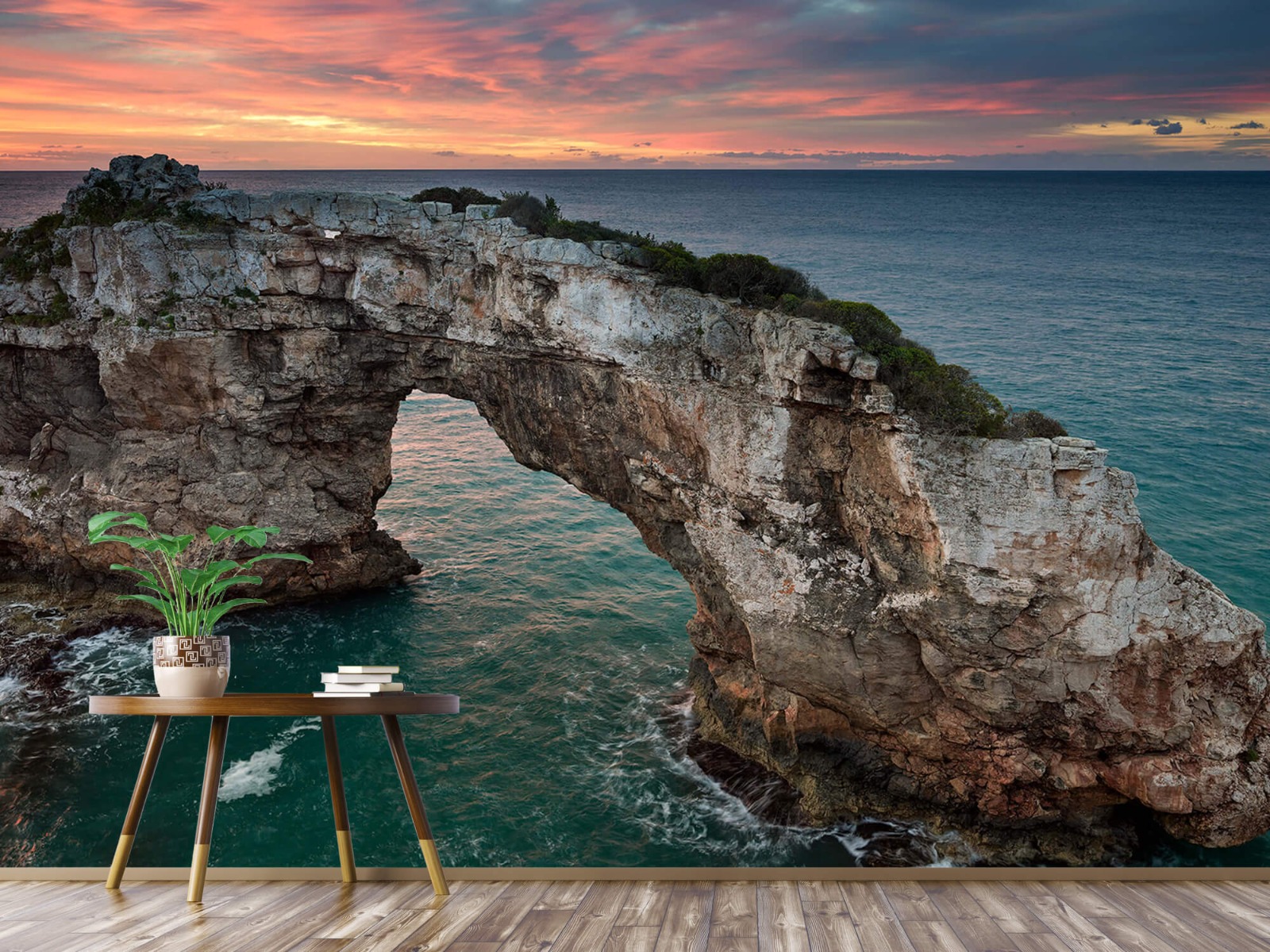 Gebogen rots in zee - Fotobehang