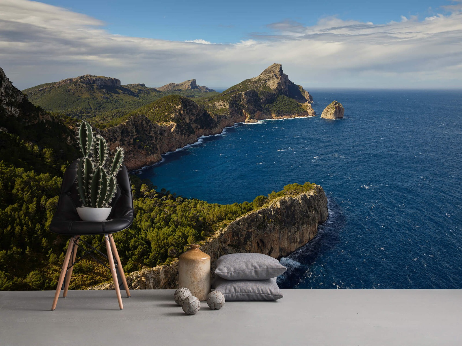 Uitlopende rots in zee - Fotobehang